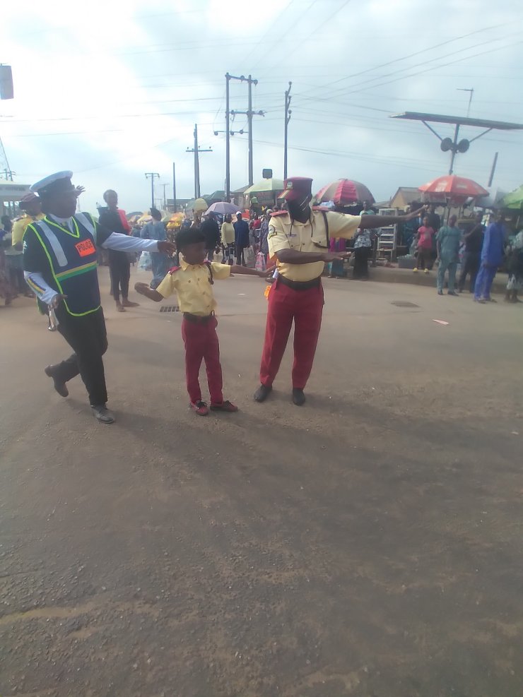 Mother dresses her child in LASTMA uniform to fulfil her dream, allows ...